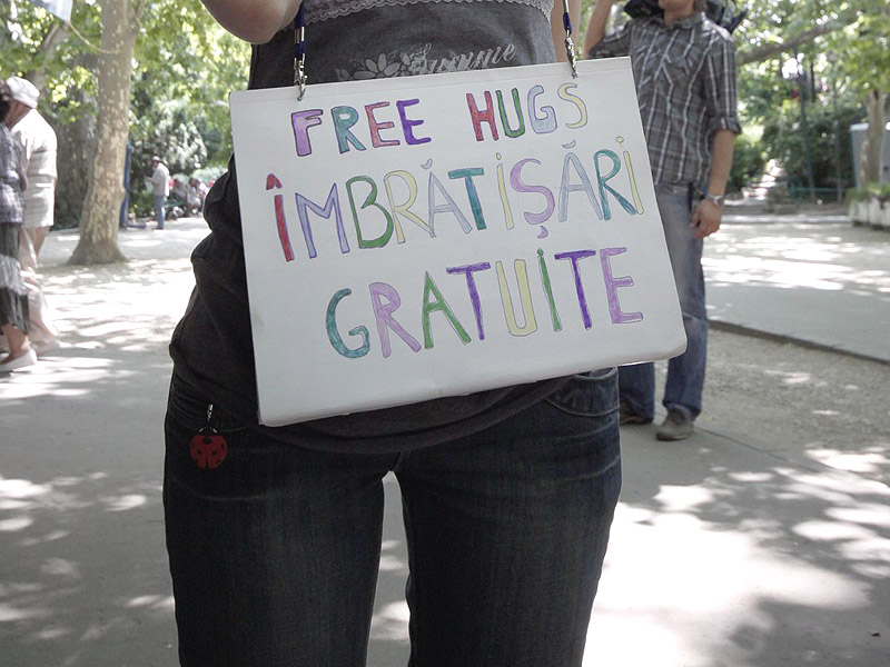 Imbratisari gratuite, astazi, in 65 de orase din Romania!