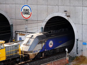 Sute de turisti au ramas blocati 6 ore sub Canalul Manecii