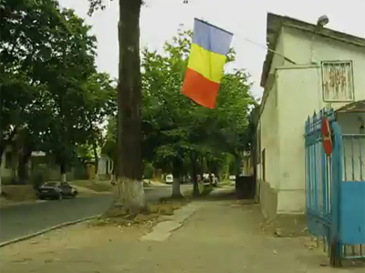 Drapel romanesc ars, in Republica Moldova! (Video)