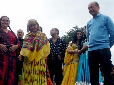 Maria Basescu nu este o "tiganca imputita", ci una imbracata misto