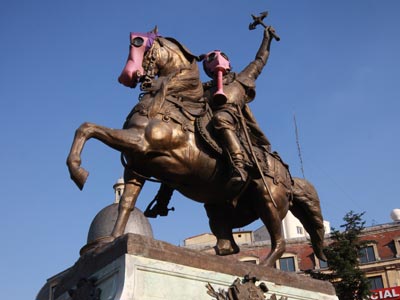 Statuile de la Universitate poarta masti de gaze (Poze)