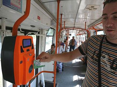 Pensionarii calatoresc in continuare gratuit cu RATB-ul