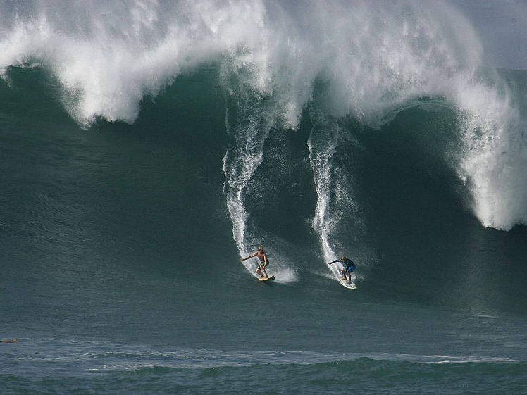 Valuri de 15 metri in Hawaii pentru iubitorii de surfing