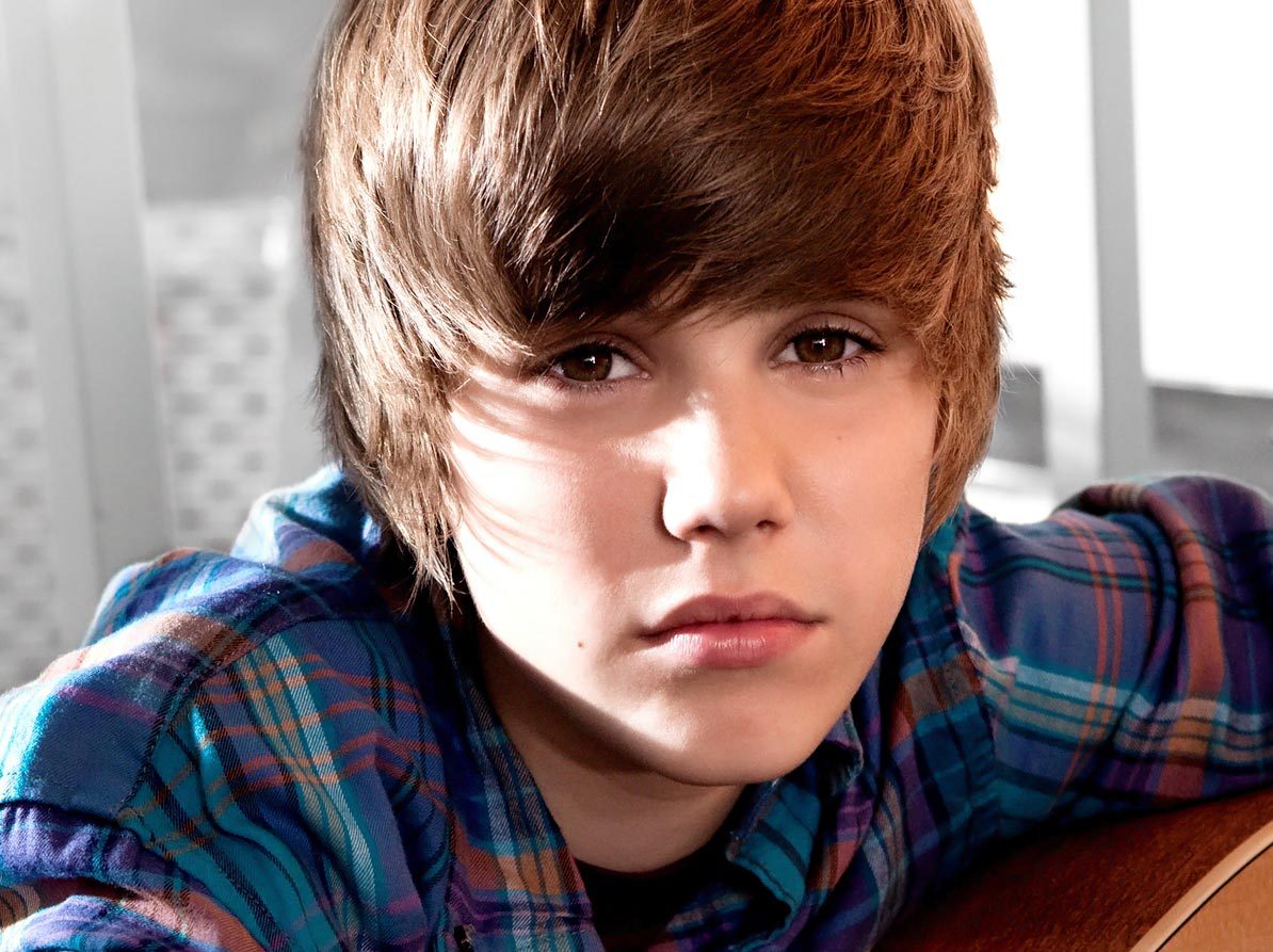 Justin Bieber: informatii, poze si videoclipuri cu Justin Bieber