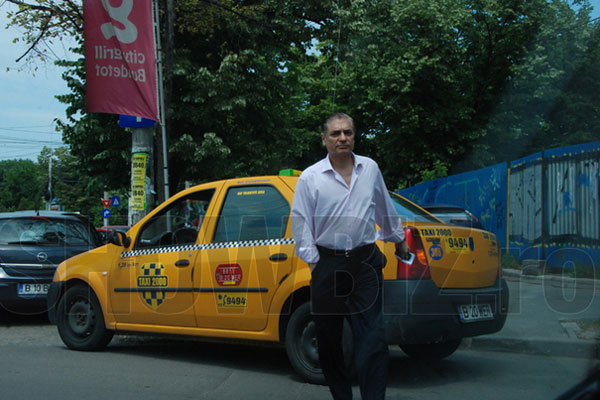 Printul Paul de Romania se deplaseaza cu taxiul! (poze)