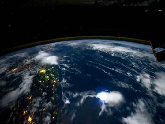 Cum se vede Pamantul din spatiu (Video)