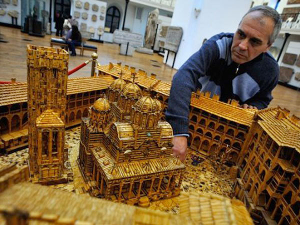 A construit macheta unei manastiri cu 6 milioane de bete de chibrit