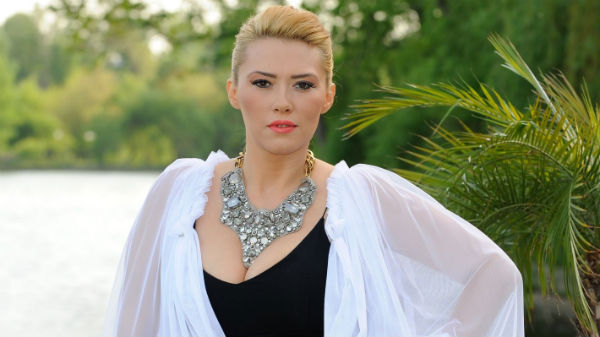 Monica Stan s-a făcut blondă ca să pară mai tânără