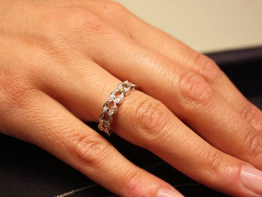 Truc: Cum să-ți dai jos inelul de pe un deget umflat (Video)