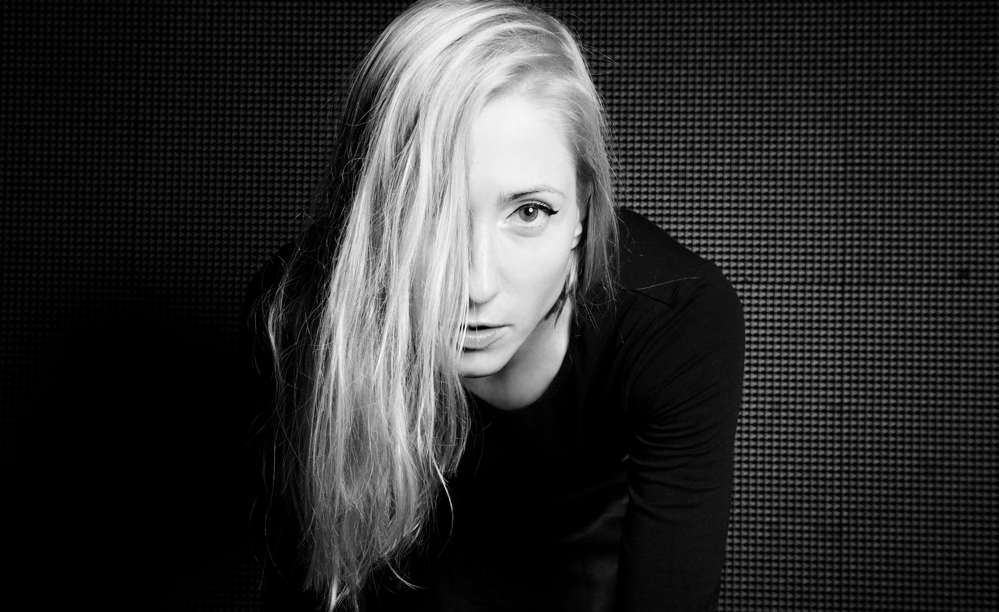 Ellen Allien vine la Electric Castle