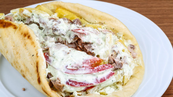 Cum să faci shaorma “cu de toate” la tine acasă: reţetă