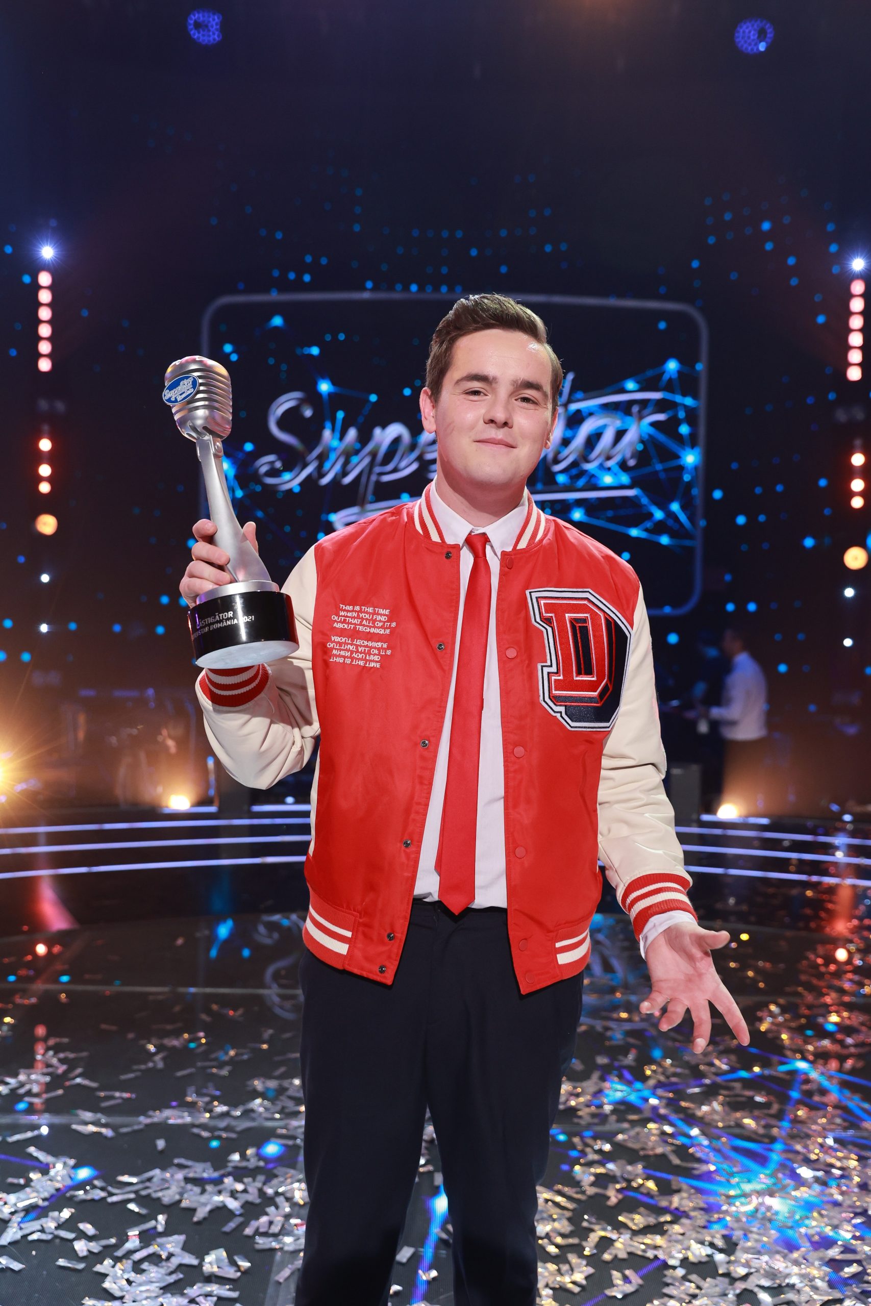 Alessandro Mucea este câștigătorul primului sezon "SuperStar România"