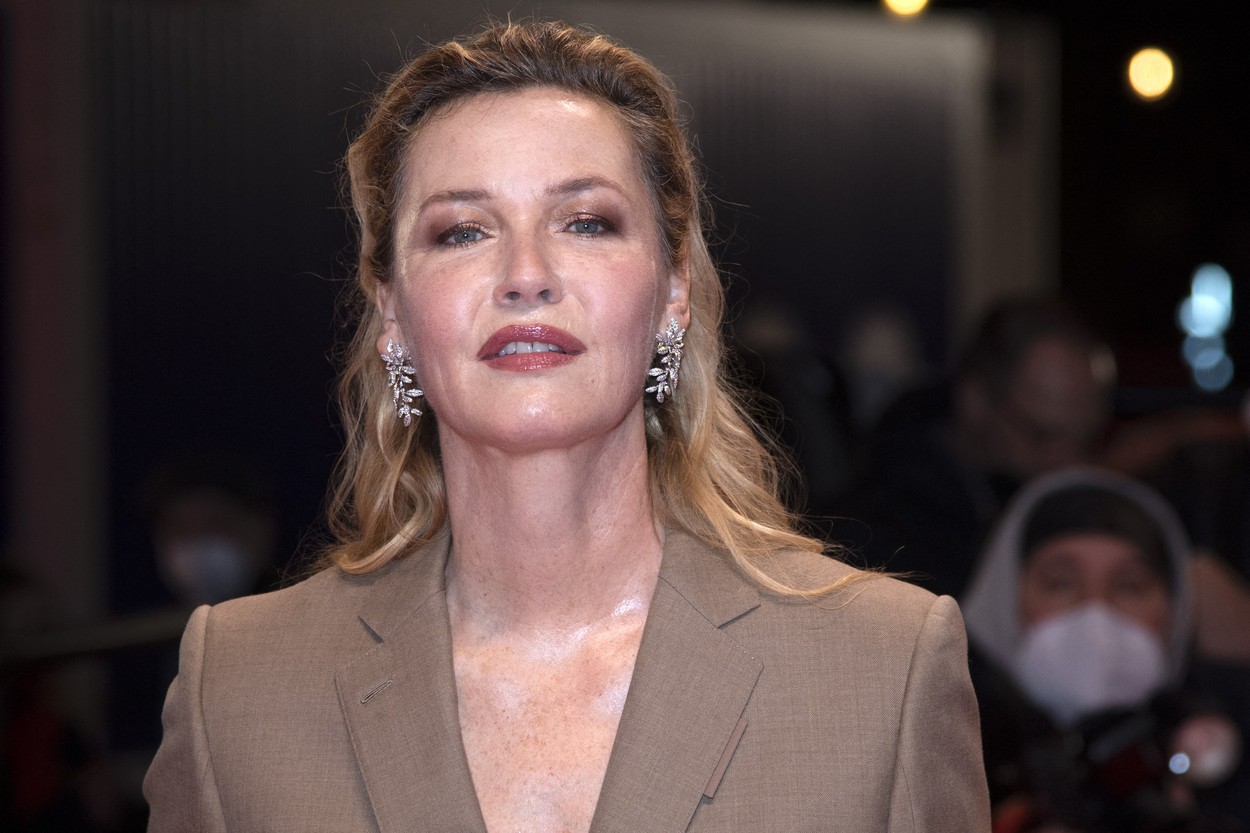 Connie Nielsen va juca alături de Kaley Cuoco în thrillerul „Role Play”